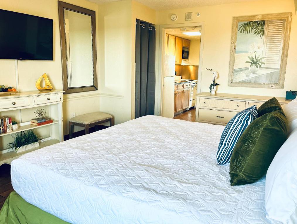 WINTER RATES! Stunning Oceanfront Suite w Jetted tub! B 733, Myrtle ...