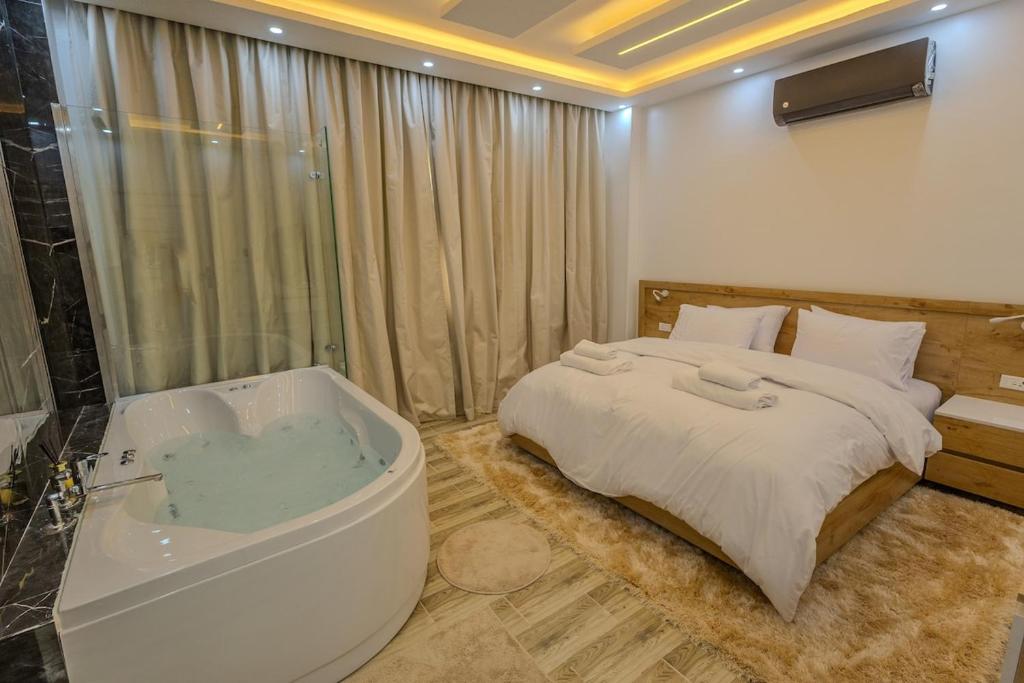 Chic Cozy Retreat with Jacuzzi next to AUC, Cairo (updated prices 2025)