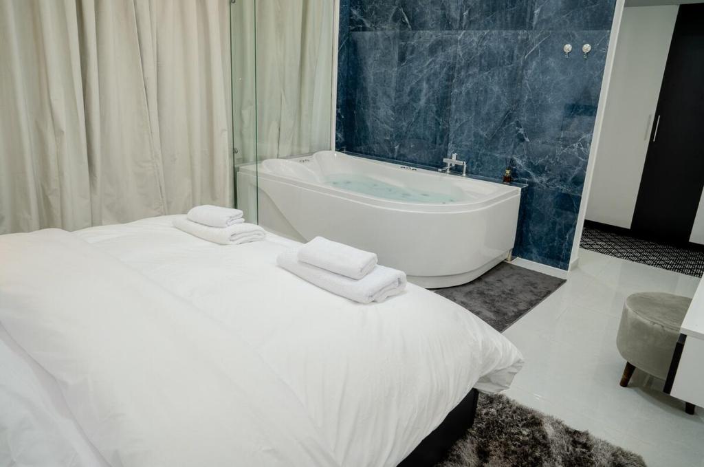 Luxury Jacuzzi Apt with AUC View, Cairo (updated prices 2025)