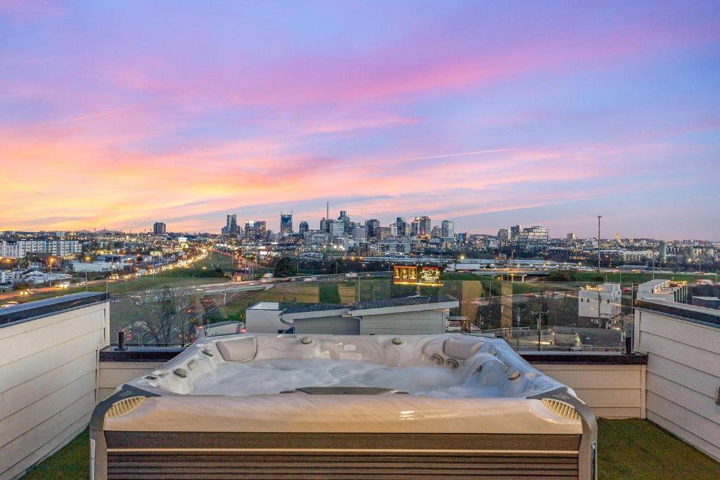 LUXE-High Note-Rooftop Hot Tub-3 Mins to Broadway, Nashville (harga ...