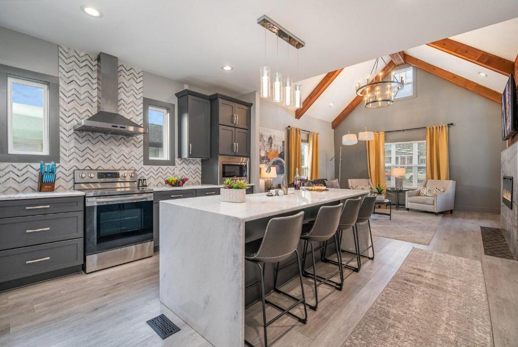 Mystic Pearls - 2 Units - Next to Broadway, Nashville (updated prices 2025)