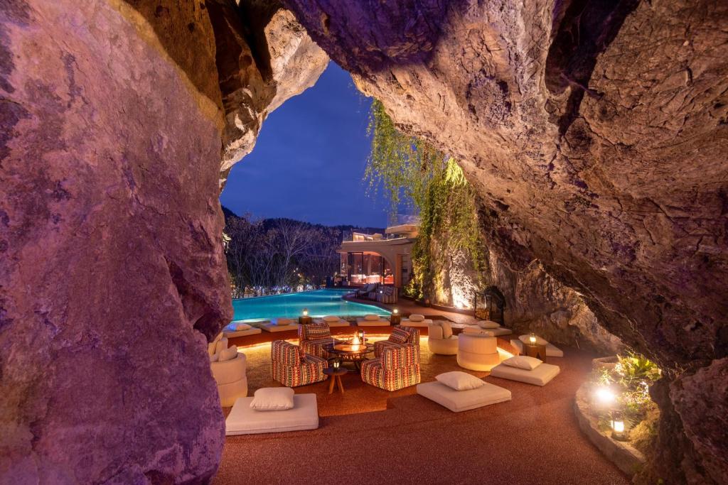 Zhangjiajie Qishi Li Cave Homestay, Hanqiyu (updated prices 2025)