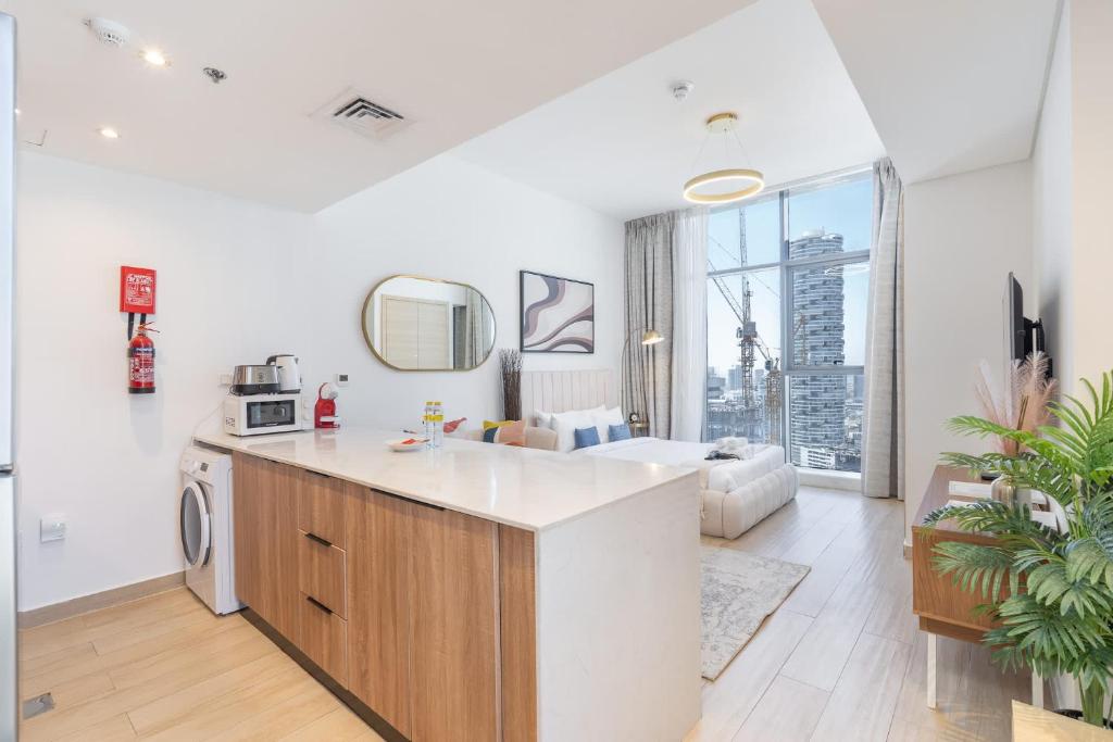 Stunning Studio in Regina Tower with FIVE Hotel View, Dubai (updated ...