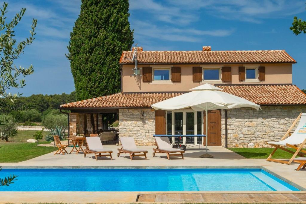 Holiday house with a swimming pool Tar, Porec - 22774, Tar (precios ...