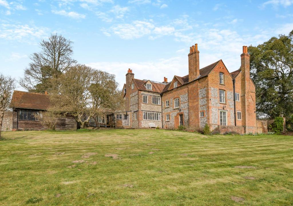 Coombe End Farm House, Basildon (updated prices 2026)