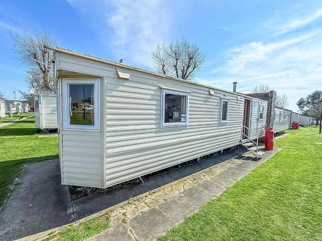 Cosy 8 Berth Caravan At Highfield Grange Holiday Park In Essex Ref ...