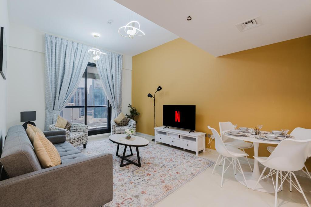 RH- Heart of Dubai Marina, Sunny & bright 2 BR apartment with big ...