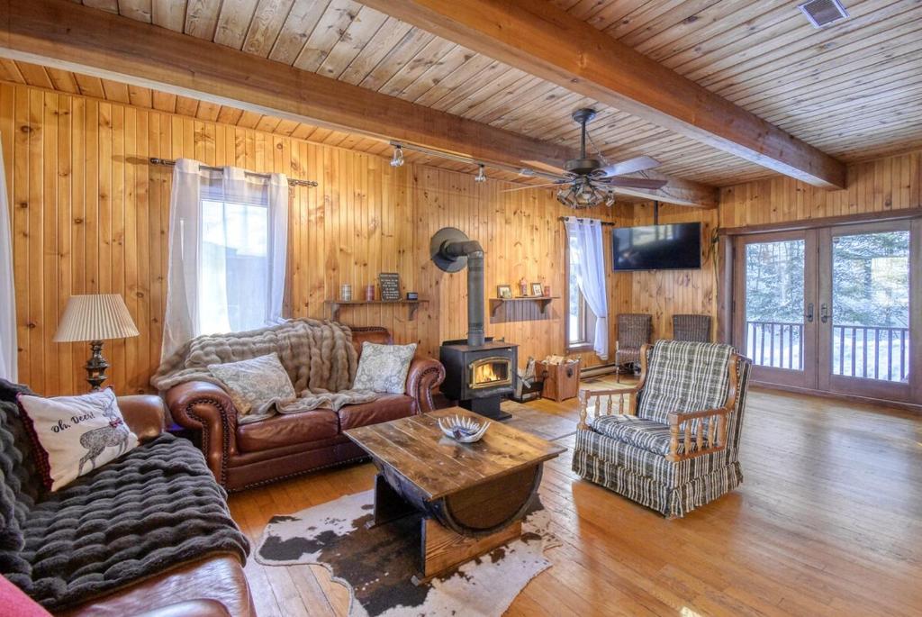 Le bucheron rustic chalet, Saint Adolphe D'Howard (precios actualizados ...