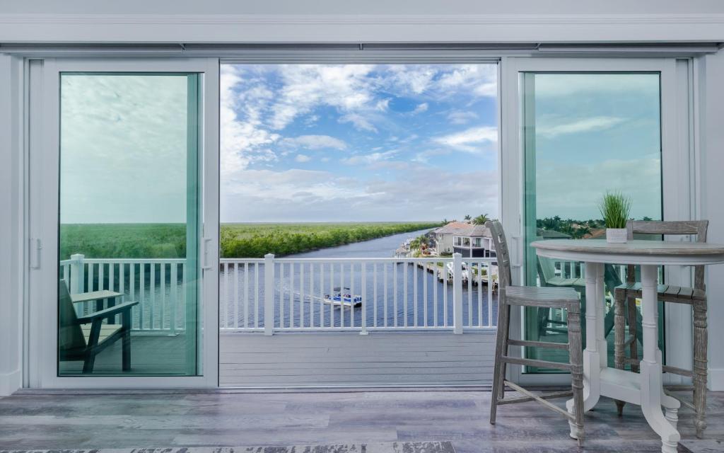 Manatee Suite 3 Funky Fish House at Cape Harbour, Cape Coral (updated ...