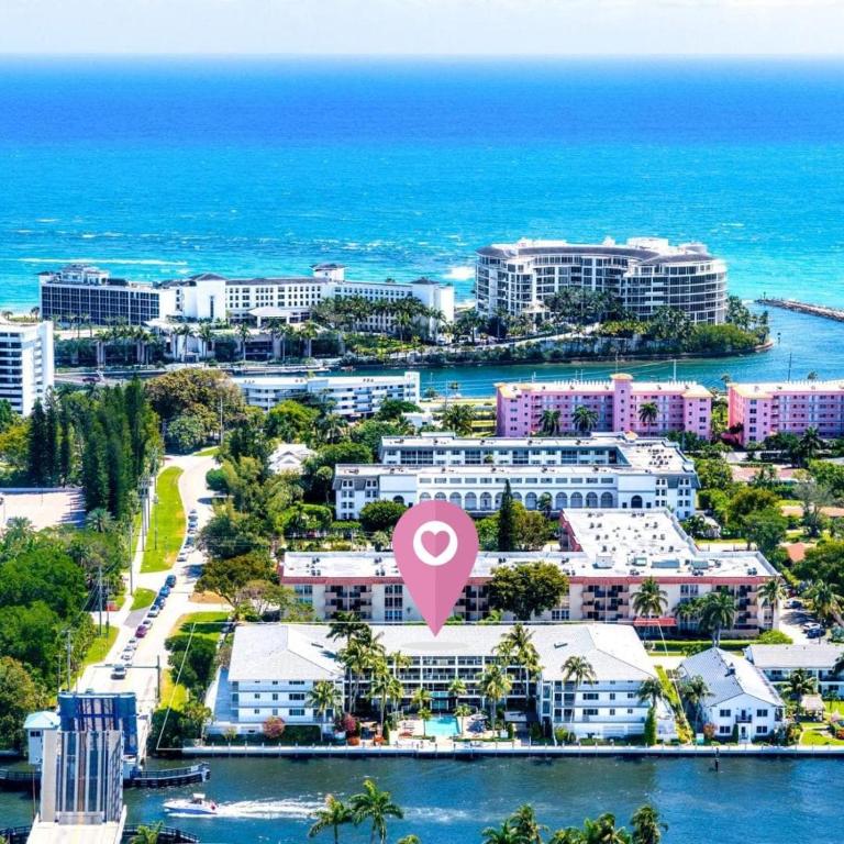 Waterfront Oasis 2BR 2BA with Pool, Gym, Balcony & Parking, Boca Raton ...