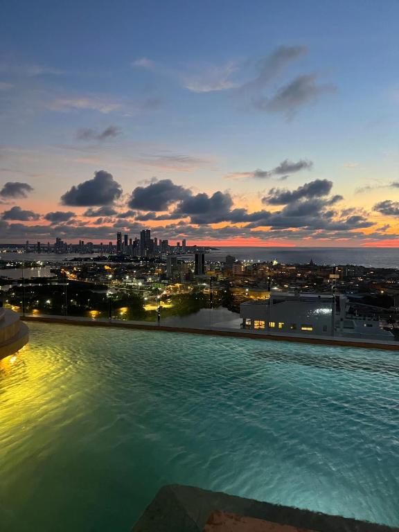 Stunning rooftop 26floor,infinity pool & views by IMZ, Carthagène des ...