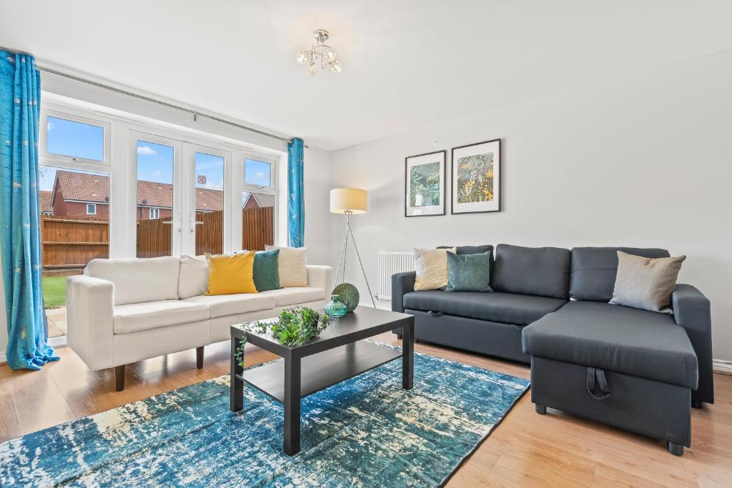 Stylish 4 Bedroom House in St Neots w Free Parking, Saint Neots ...