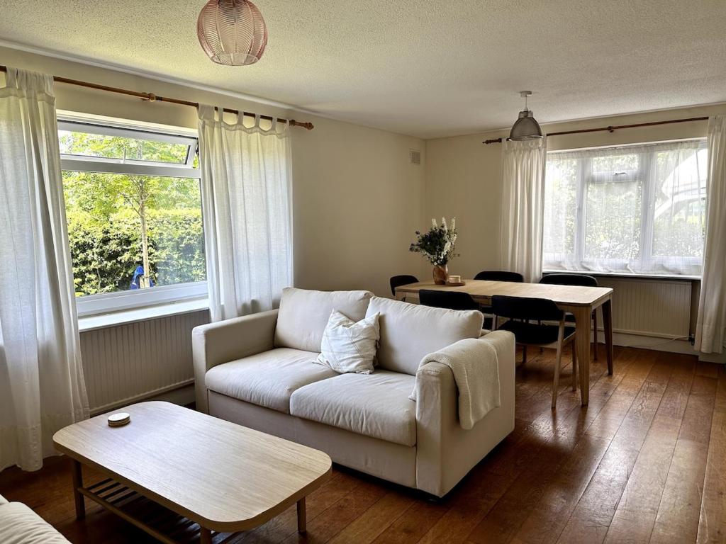 Quiet two-bedroom flat in Chiswick, London (updated prices 2026)