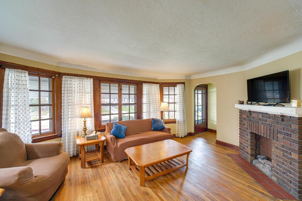 Home 2 Mi to Lakewood Park and Solstice Steps!, Lakewood (precios ...