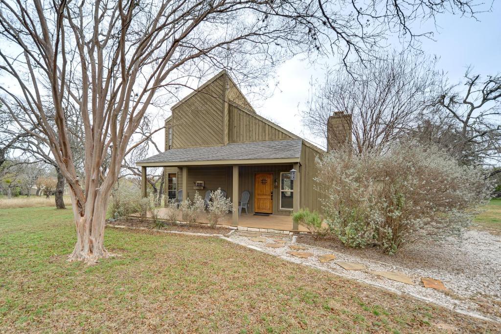 Serene Family Cottage with Deck and BBQ, Spicewood (updated prices 2026)
