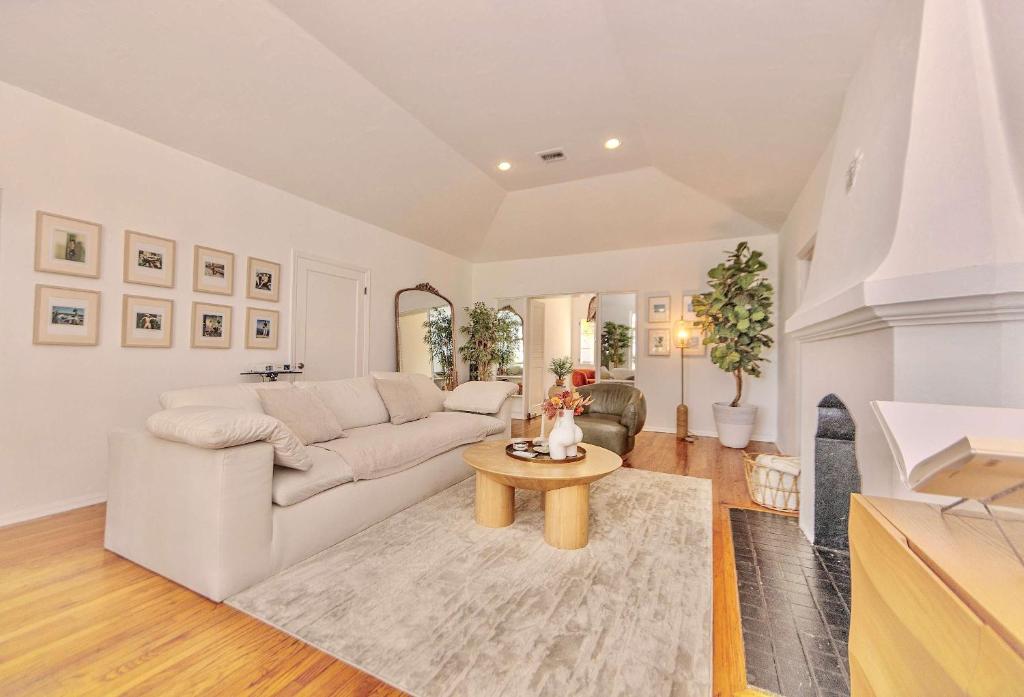 Glamorous Modern Escape in the Heart of WeHo, Los Angeles (updated ...