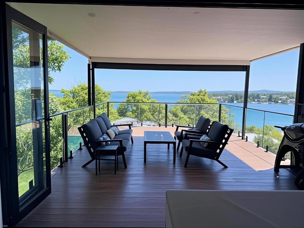 Mirrabooka Magic - Luxury By The Lake - Pet Friendly, Morisset East ...