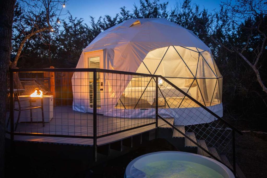 Cloud Dome W Private Hot Tub and Outdoor Shower, Luckenbach (updated ...