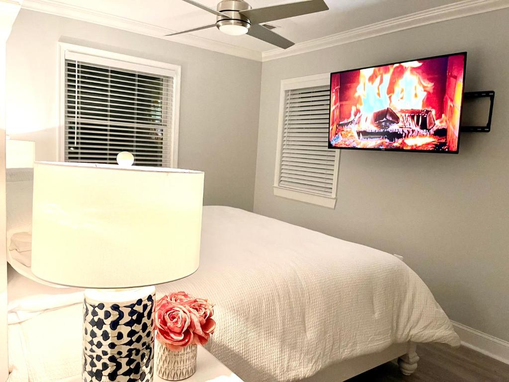 Spacious 2-Bedroom Condo on 43rd Street Easy Access to OC Convention ...