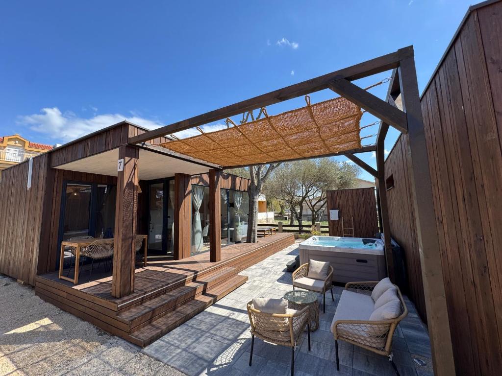 Exclusive Wellness House with Jacuzzi and Sauna, 10 Gardens, Privlaka ...
