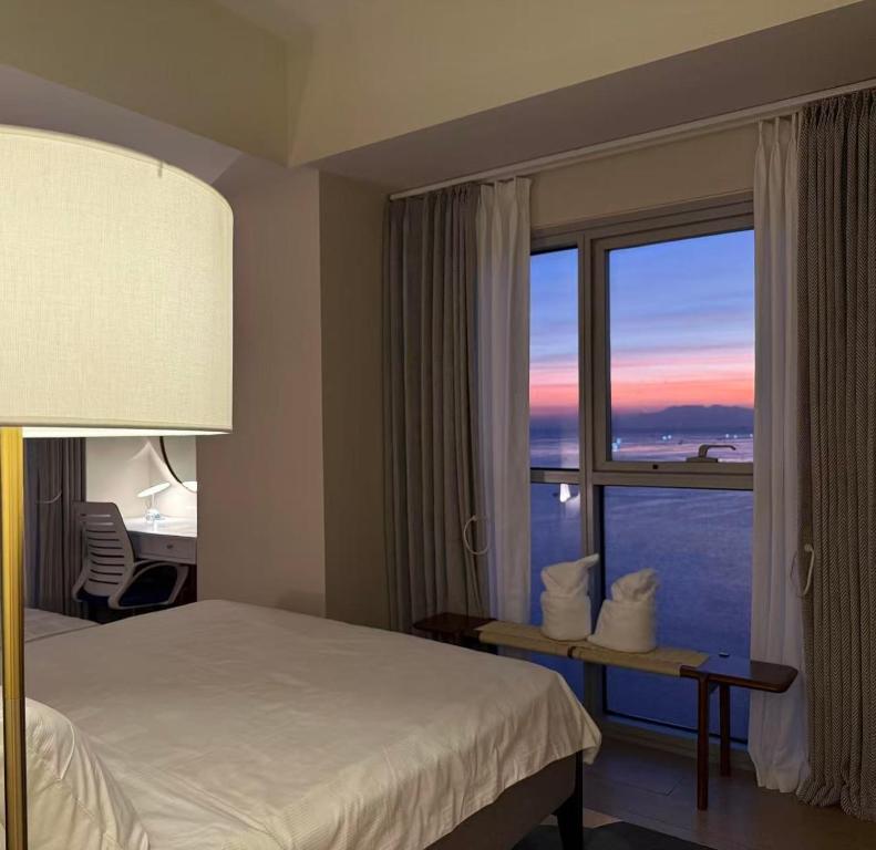 Playful 1BR With Magnificant Bayview Garden View Near Okada, Solaire ...