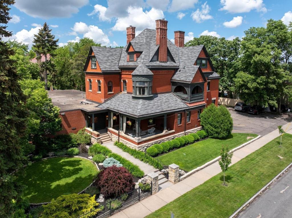 The New Victorian Mansion Bed & Breakfast, Saint Paul (updated prices 2025)