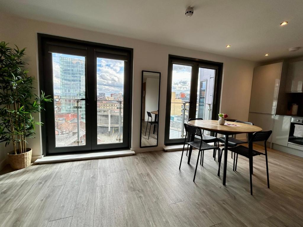 City centre, Top floor apartment, Two balconies, Manchester (prezzi ...
