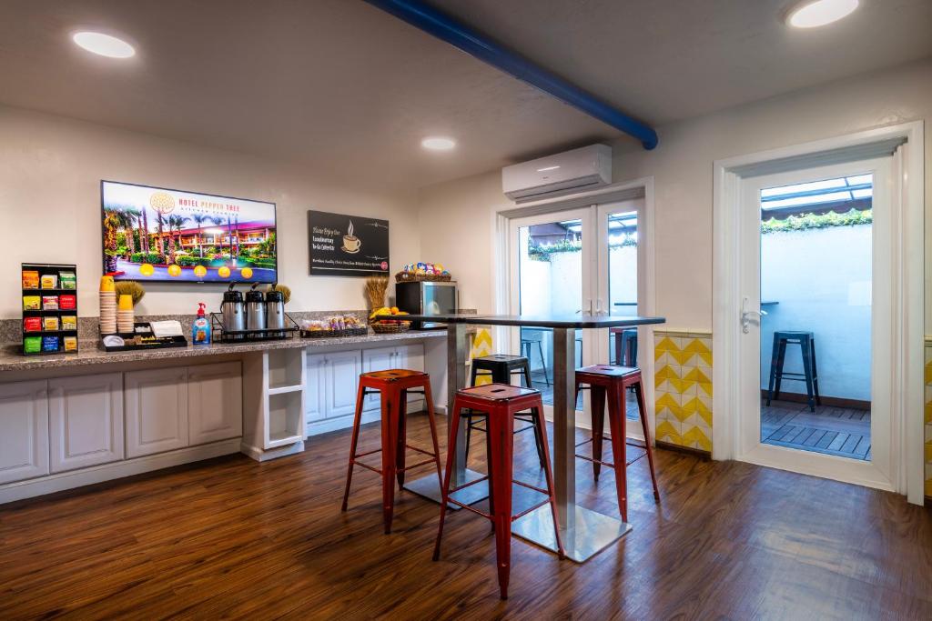 Hotel Pepper Tree Boutique Kitchen Studios - Anaheim, Anaheim (updated ...