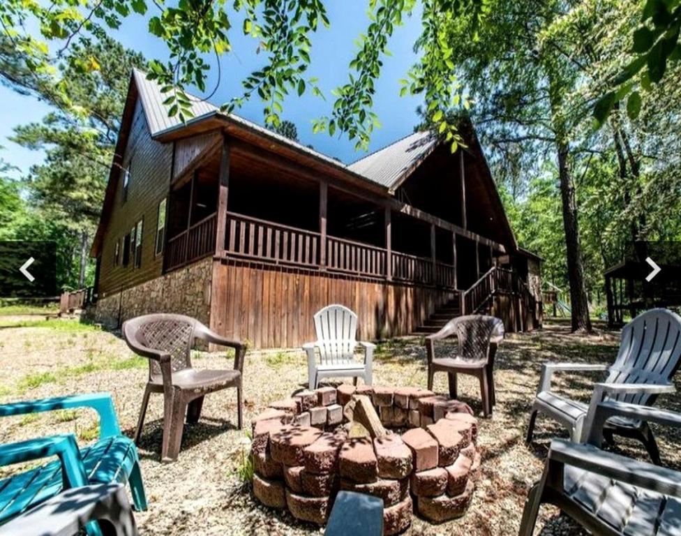 Fascinating Cabin with Fire Pit, Hot-tub and Barbecue Broken Bow ...