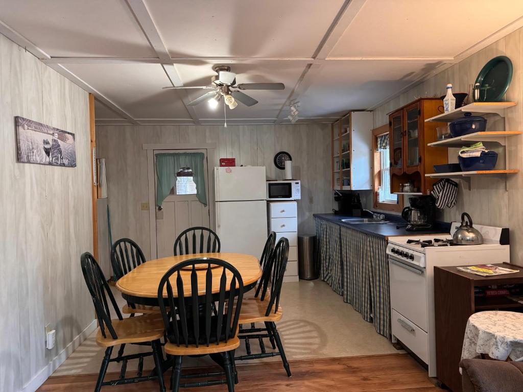 The Shady Pine at New Frontiers Retreat, Eganville (updated prices 2025)