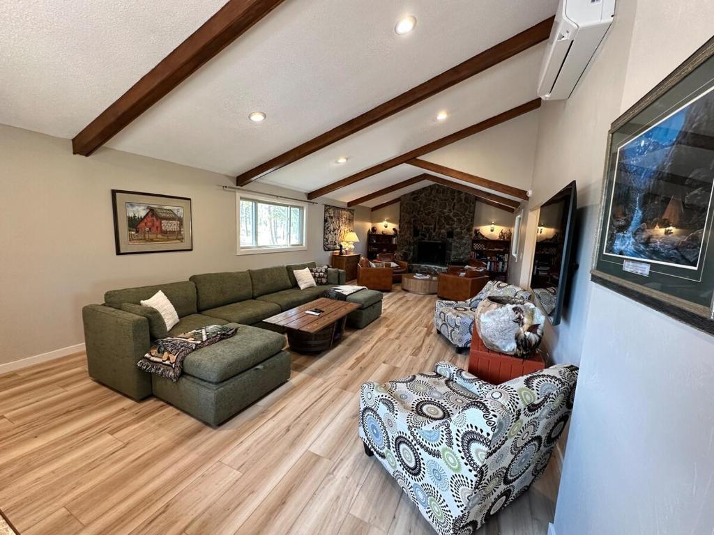 Newly updated! Pine Lodge, Cabin and bunkhouse, Custer (precios ...