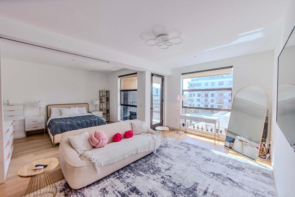 Elegant 1BR Townhome Close to Hollywood Walk of Fame Prime Location ...