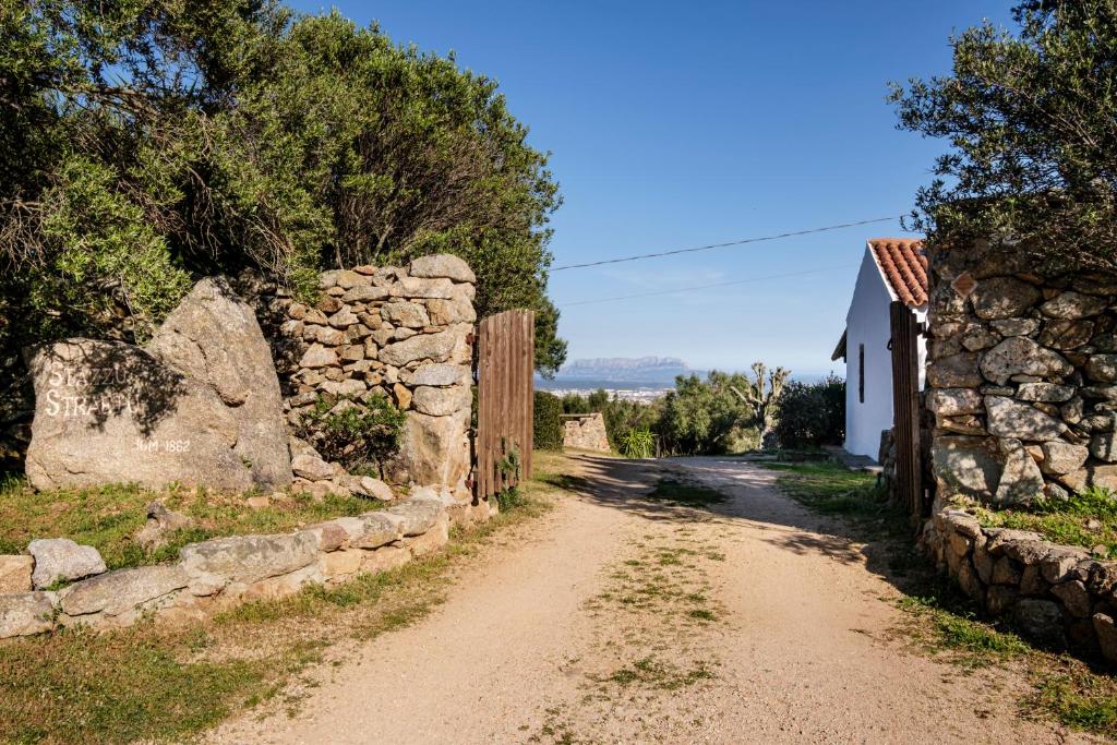 Stazzu Straetu antico stazzo Gallurese con vista sul Golfo di Olbia ...
