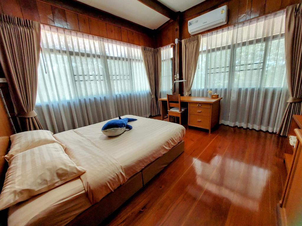 Whales Come to the River - Riverside - 3 rooms on 2nd floor, Ban Bang Phli Nua (updated prices 2025)