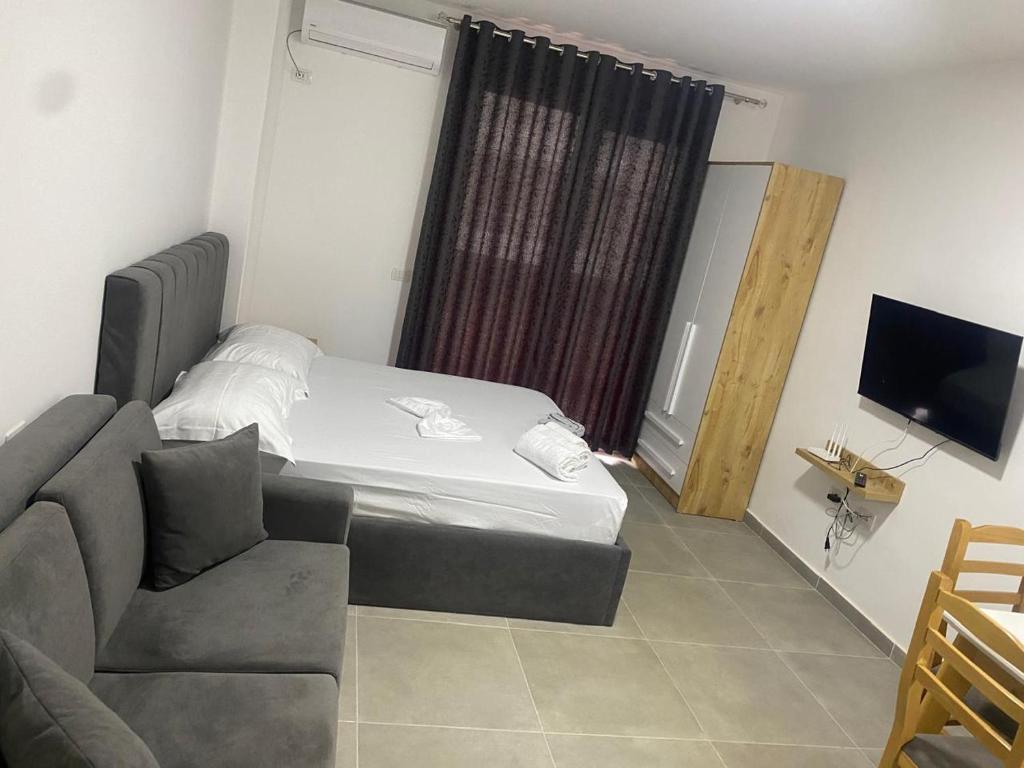 Banesa me qera ne Shengjin dhe Rana Hedhun, Polisi i Vogël (prezzi ...