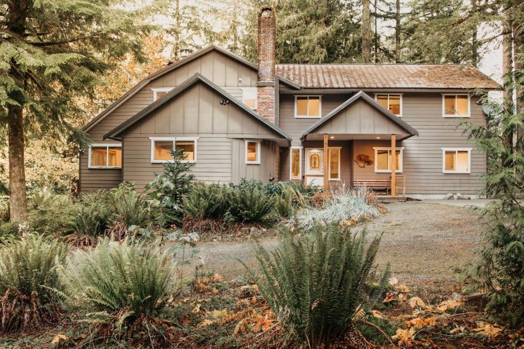 Mt Baker Lodging Cabin 3 is a Very large cabin on acreage, Deming (updated prices 2026)