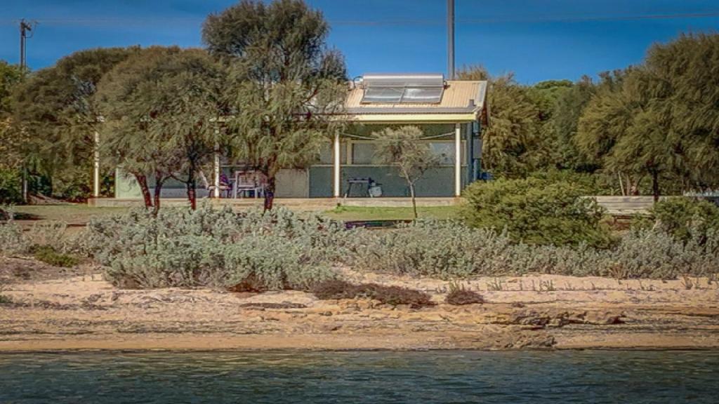 Railway Shack 2 - Beachfront Location At A Budget Price, Coffin Bay ...