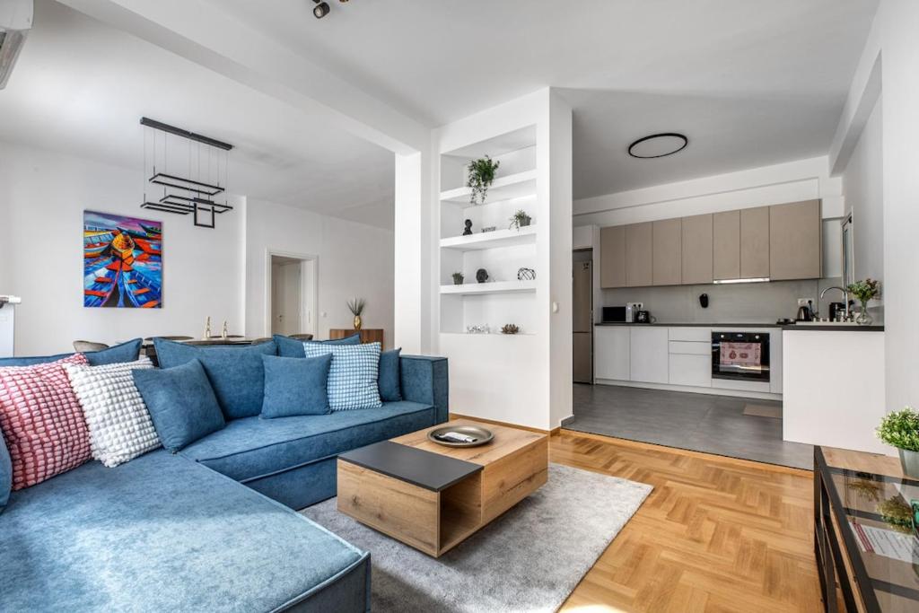 Cozyopolis - Timeless 3-BR Escape in Athens, Athens (updated prices 2025)