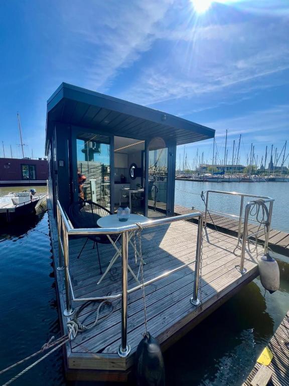 Comfi Winter houseboat Eclipse Monnickendam, Monnickendam (updated ...