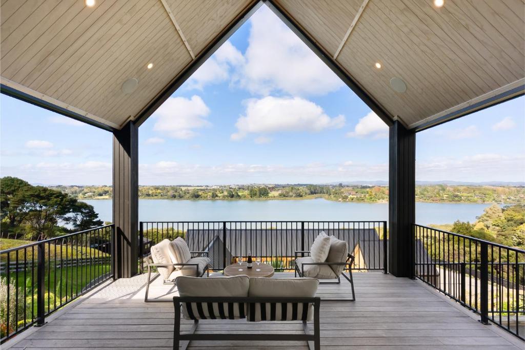 Estuary Views - Riverhead Holiday House, Auckland (updated prices 2026)