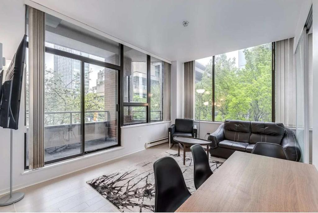 Elegant Fully Loaded Bright Quiet & Central Condo, Vancouver (precios ...