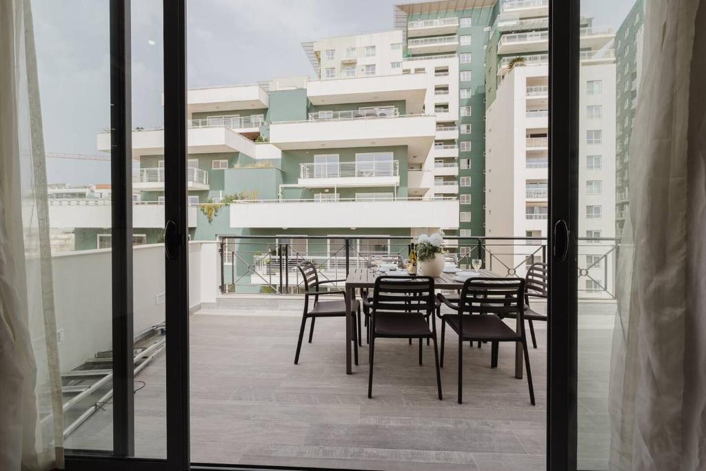 Sliema PH 2bed Tigne street by Homely !, Il-Gżira taʼ Forti Manoel ...