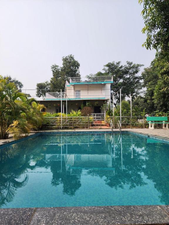 Serene getaway with Karaoke Lounge Nandan farms, Wada (aktualisierte ...