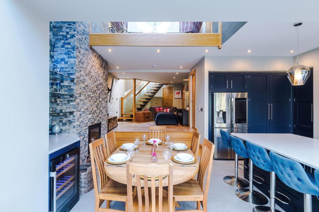 Incredible Home Driveway Piano Workspace, Saltaire (updated prices 2025)