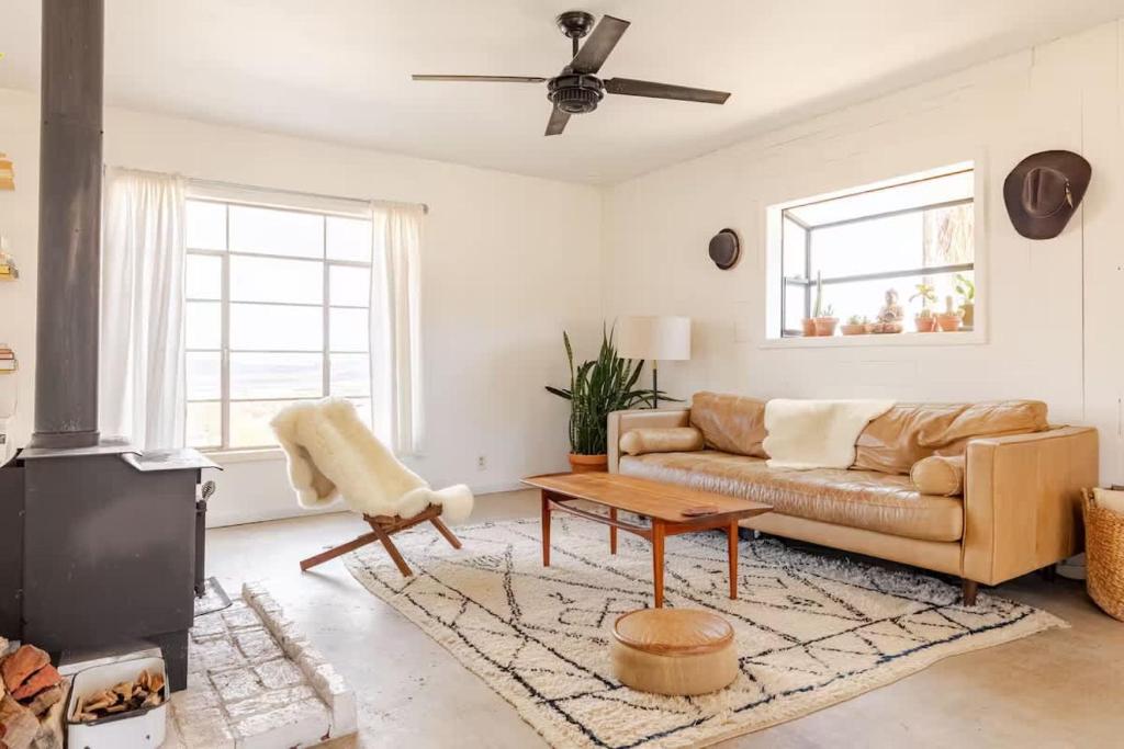 Navigate Stays retreat W Hot Tub Bobs Homestead, Joshua Tree ...