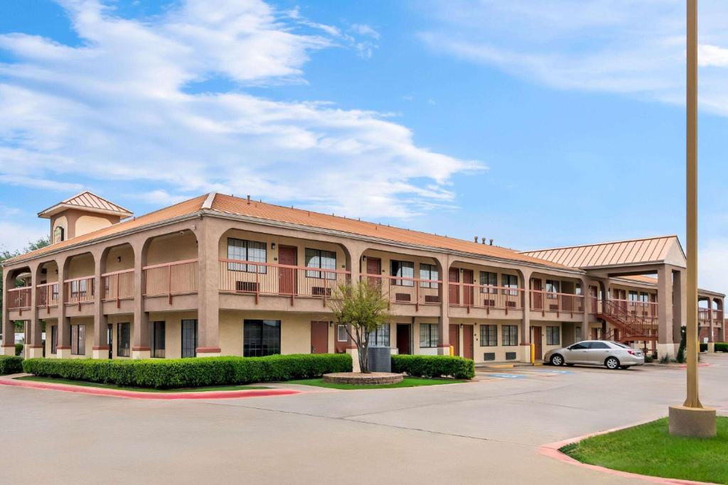 Super 8 by Wyndham Grand Prairie Southwest, Grand Prairie (updated ...