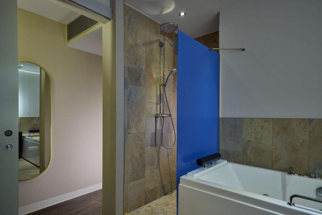 Mainport Hotel Rotterdam, a Hilton Affiliate Hotel, Rotterdam (updated ...