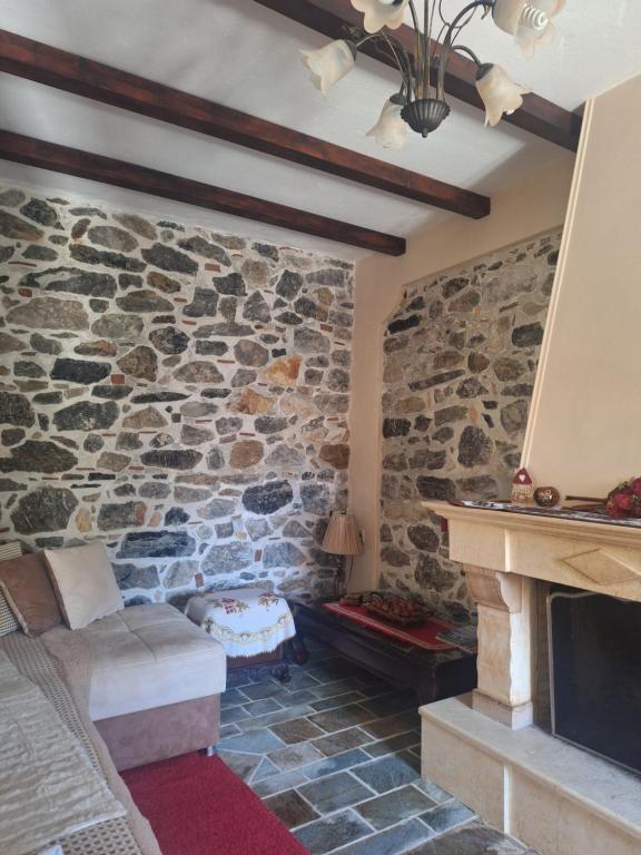 Traditional house in Kampia, Kambiá (updated prices 2025)