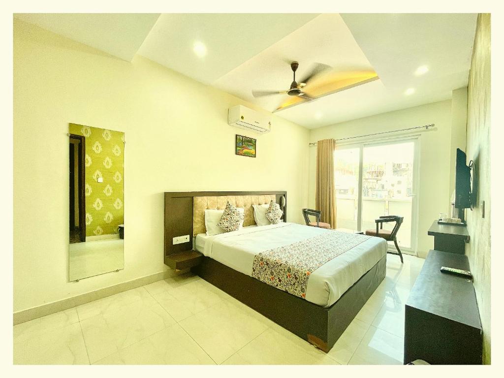 HOTEL LUXUARY VEDANGAM Near Shree Kashi Vishwanath Temple and Ganga ...