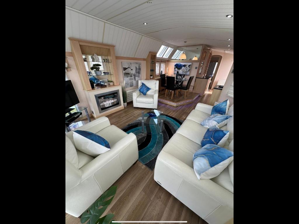 M9 luxury lodge style holiday home waterside Ingoldmells Skegness ...
